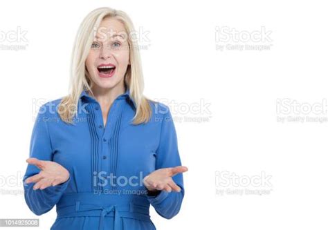 행복 중간 나이 든된 여자의 초상화입니다 놀란된 행복 여자 오픈 그녀의 입으로 보고 흥분에 그녀의 팔을 들고 흰색 배경 위에