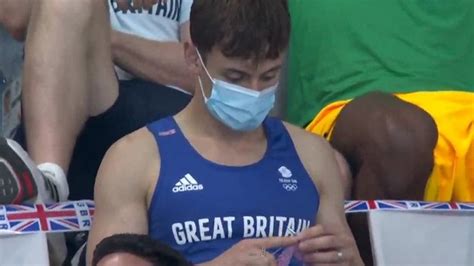 Clavadista Británico Fue Captado Tejiendo En Competencia De Tokio Y Se
