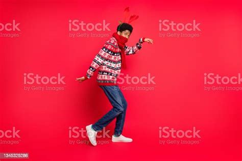 밀레니엄 브루넷 남자 댄스 웨어 홀리데이 스카프 스웨터 청바지 슈즈의 전체 길이 프로필 사진 레드 배경에 고립 가리기에 대한
