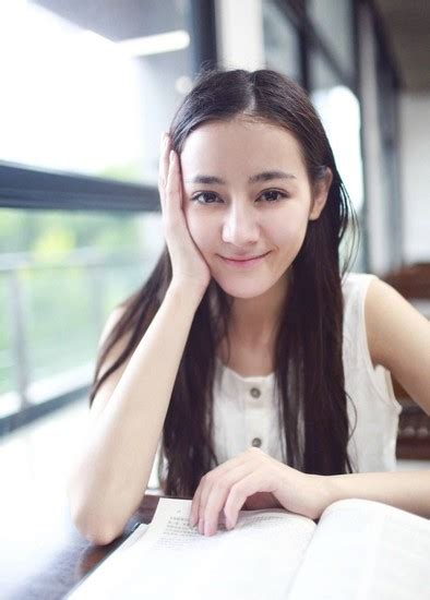 迪丽热巴甜美笑容迪丽热巴笑容内扣短发背影第3页大山谷图库