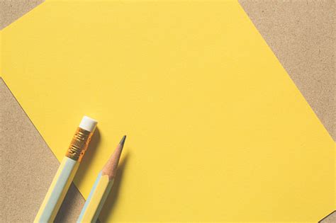 상단 보기로 복사 공간이있는 미니멀 리스트 템플릿은 흰색 텍스처 용지에 고립 된 나무 노란색 연필의 매크로 사진을 닫고 노란색