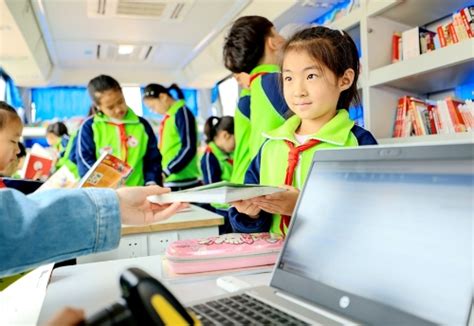 荣成市人民政府 图片新闻 流动图书馆进校园
