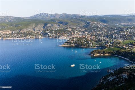 아름 다운 마을과 Calanques 드 마르세유 프로방스 프랑스 요트 항구와 잔잔한 바다 0명에 대한 스톡 사진 및 기타 이미지