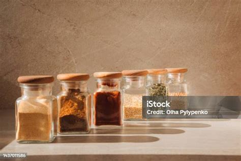그림자가있는 밝은 돌 배경에 유리 항아리에있는 조미료 그룹 파프리카 허브 겨자 마늘 병에 대한 스톡 사진 및 기타 이미지 병 양념류 소스 Istock