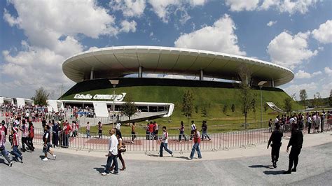 Los estadios se modernizan y ofrecen algo más que futbol Negocios