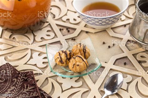 동양 나무 테이블에 크림과 초콜릿 유약과 홍차 한 잔과 맛있는 Profiteroles 갈색에 대한 스톡 사진 및 기타 이미지
