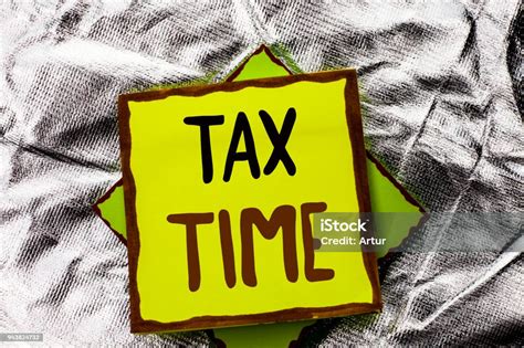 세금 시간을 보여주는 텍스트 기호 개념 사진 과세 기한 금융 지불 회계 지불 소득 수익 실버 질감된 배경에 쌓아 스티커 메모 용지에 작성 개념에 대한 스톡 사진 및 기타