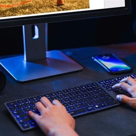 Jelly Comb IWG ZXBT Bluetooth Backlit Keyboard Multi Devices Wireless Rechargeable Keyboard