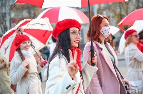 В Минске девушки устроили акцию с бело-красно-белыми зонтами - Новости ...
