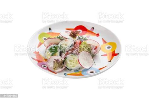 흰색 배경에 고립 된 다채로운 그릇에 오이 무 사워 크림신선한 야채 샐러드 0명에 대한 스톡 사진 및 기타 이미지 0명