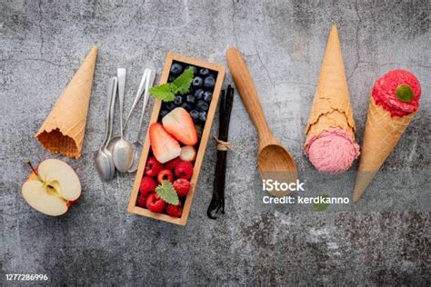 콘크리트 배경에 나무 상자 설정에 열매와 콘에 아이스크림 맛의 다양한 여름과 달콤한 메뉴 개념 가루로 빻은에 대한 스톡 사진 및