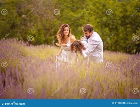 Familia Feliz Jugando En Campo De Lavanda Foto De Archivo Imagen De