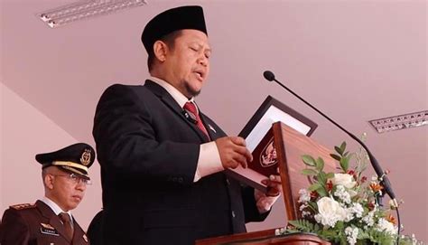 Ketua DPRD Kukar Abdul Rasid Membacakan Teks Proklamasi Dalam Upacara