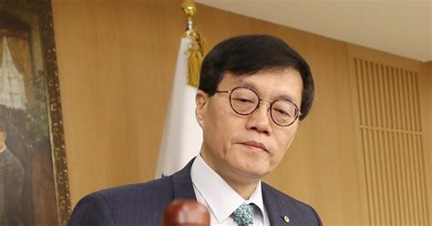 이창용 총재 금융통화위원회 본회의 참석