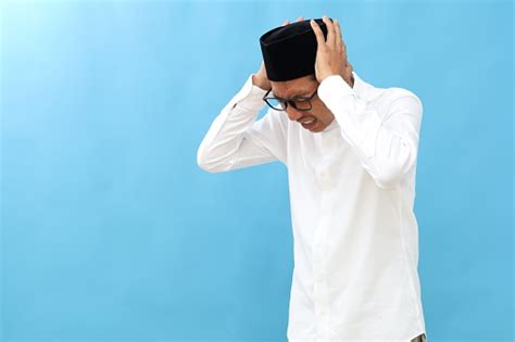 스트레스를 받고 좌절한 아시아 무슬림 남자가 귀를 막고 있습니다 Eid Ul Fitr에 대한 스톡 사진 및 기타 이미지 Eid Ul Fitr 가리기 감정 Istock