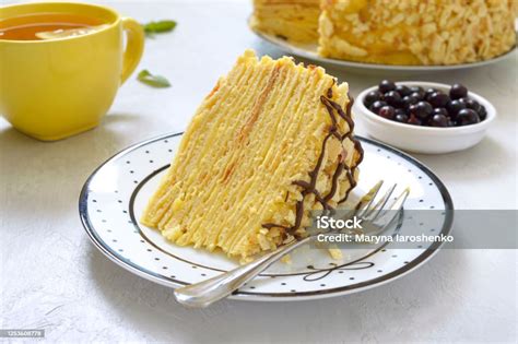 클래식 나폴레옹 케이크 퍼프 페이스트리와 커스터드를 곁들인 맛있는 축제 레이어드 디저트 전통 러시아어 치료 그릇에 대한 스톡