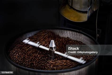 신선한 커피 콩과 구운 회전 커버 전문 기계 클로즈업 및 어두운 배경에 선택적 초점 긴 노출 모션 블러 스핀 움직임 커피 마실