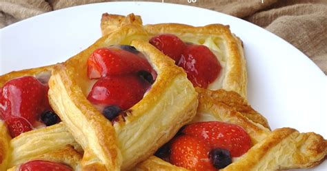 Przyjemność z pieczenia Ciastka francuskie z budyniem i truskawkami