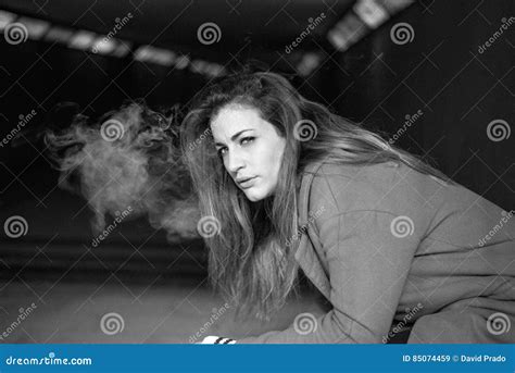 Jonge Mooie Vrouwen Rokende Sigaret Stock Afbeelding Image Of Haar