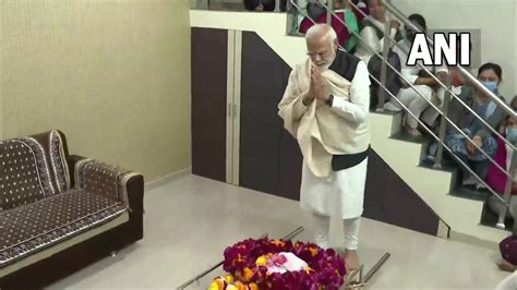 ‘glorious Century Rests At Gods Feet Says Pm Narendra Modi On Mother