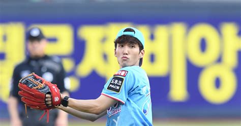 [포토]힘차게 시구하는 너덜트의 유현규