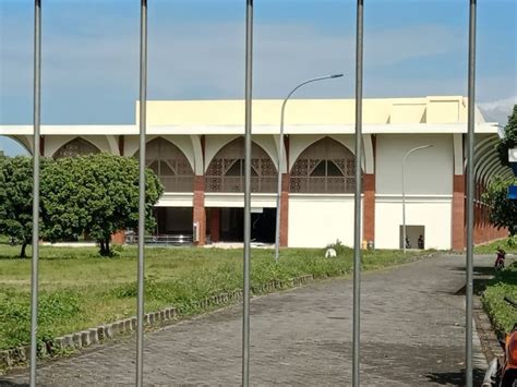 DPRD Kota Malang Ragu Plafon Gedung Islamic Center Ambrol Karena Hujan Angin Kumparan
