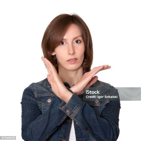 매력적인 아름 다운 꽤 귀여운 젊은 화가 염증된 스트레스 피곤된 갈색 머리 백인 여자 을 하는 그녀의 얼굴의 앞에 교차 하 고 갈색에 대한 스톡 사진 및 기타 이미지