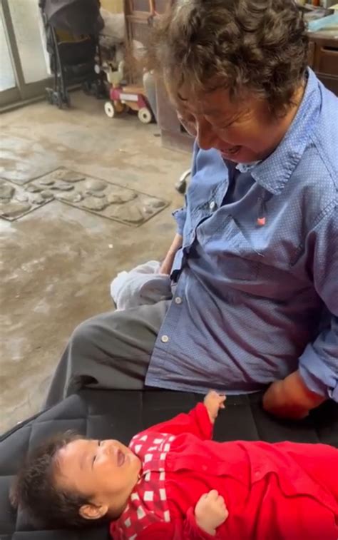 0歳ひ孫にメロメロな80歳の曾祖母愛があふれ出していて 幸せいっぱいなふれあい時間にさすがおばあちゃん癒やされました l nb