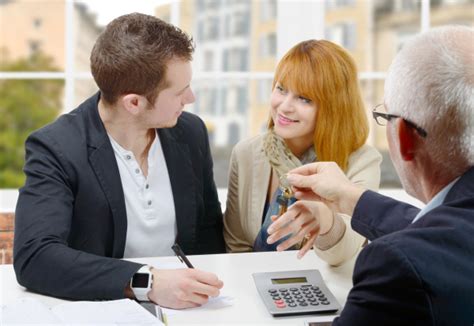 Ein Junges Paar Kauft Ein Haus Stockfoto Bildagentur PantherMedia