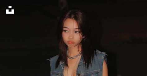 짧은 치마와 청바지 조끼를 입은 여자 사진 Unsplash의 무료 검정 이미지