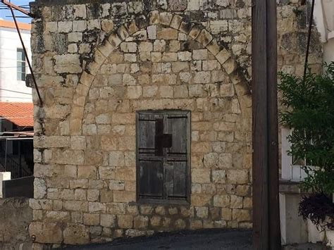 من البيوت القديمة في دبل جنوب لبنان Old Houses Fireplace Decor