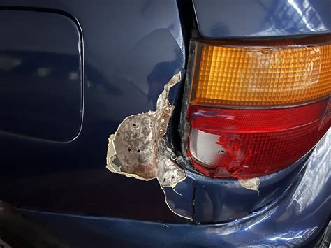 Nasir Traffic Signal এ বসে আছি। ডানে ইন্ডিকেটর দেয়া হুট করে কোথা থেকে একটা টেসলা এসে ধাম