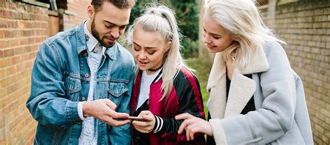 Teens Scrolling Social Media Del Colaborador De Stocksy Kkgas Stocksy