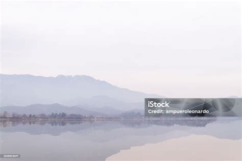 안데스 산맥의 아름다운 파타고니아 풍경은 조명이 켜진 봉우리 산호수의 돌 반사 푸른 하늘 일출에 안개가 끼는 높은 산입니다 0