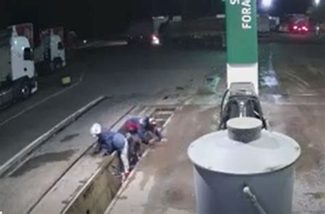 Ladrões Caem Em Vala Após Assalto Em Posto De Gasolina
