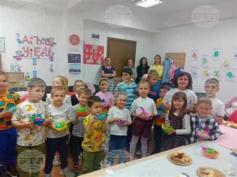 Възпитаници на обучителния център „Амакидс Разград“ замесиха козунаци и боядисаха яйца във