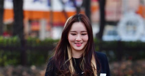 [포토엔]레이디스코드 소정 찰랑거리는 스커트 패션 출근길패션