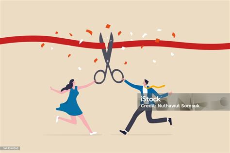 리본을 잘라 새로운 비즈니스를 시작하거나 스타트업 출시 신제품 행사 또는 멋진 시작 축하 행사 사업가와 사업가가 가위를 들고