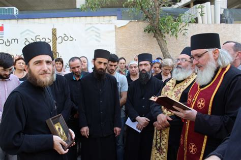 მორწმუნეების ჯგუფმა რომის პაპის ვიზიტის წინააღმდეგ “ლოცვითი დგომის