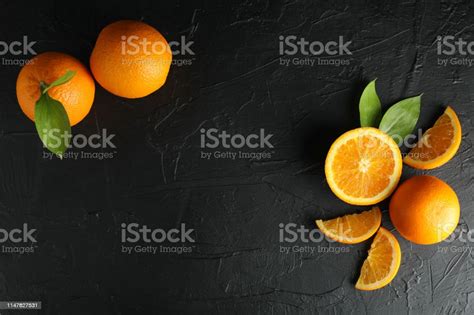 잘 익은 오렌지와 검은 배경에 텍스트에 대 한 공간을 가진 편평한 누워 구성 평면도 0명에 대한 스톡 사진 및 기타 이미지