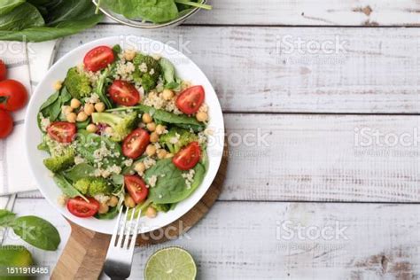 건강한 식사 하얀 나무 테이블에 퀴노아 병아리콩 야채를 곁들인 맛있는 샐러드 텍스트를 위한 공간이 있는 평평하게 누워 있다 0