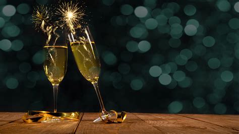 새해 실베스터 축제 불꽃 놀이 축하 휴일 섣달 그믐 날 인사말 카드 배너 어두운 밤하늘에 샴페인 또는 스파클링 와인 잔과 불꽃 불꽃 놀이 토스트 0명에 대한 스톡 사진 및