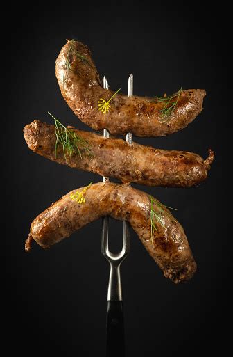 포크에 송아지 고기가 들어간 구운 소시지 검은 배경에있는 호텔을위한 맛있는 점심 식사의 개념 고기에 대한 스톡 사진 및 기타 이미지 Istock