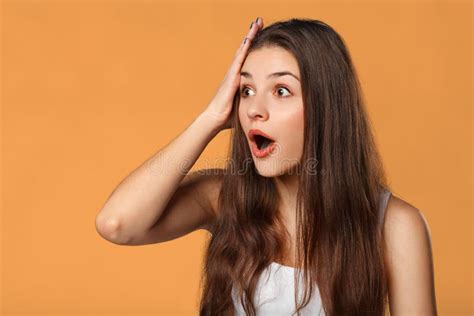 Mulher Bonita Feliz Surpreendida Que Olha Lateralmente No Excitamento
