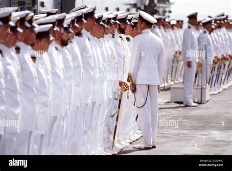Le Commandant De Bord Inspecte Des Divisions De Marins En Uniforme Sur