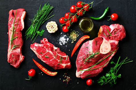 生肉牛排配樱桃西红柿辣椒大蒜油和香草在深图片 包图网企业站