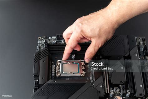 컴퓨터 Cpu 설치 마스터의 손은 컴퓨터 마더보드에 프로세서 칩을 설치합니다 컴퓨터 조립 및 수리 Cpu에 대한 스톡 사진 및 기타 이미지 Istock