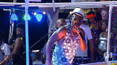 Vídeo É o Tchan toca Coroa vs Novinha no circuito Barra Ondina Bahia G