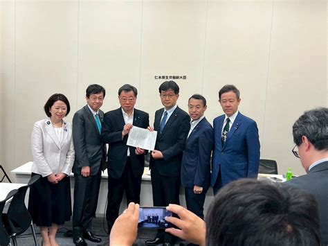 松野博一 私が会長を務める「大学病院を支援する議員連盟」から仁木厚生労働副大臣、野中文部科学副大臣に決議書を手交し Facebook