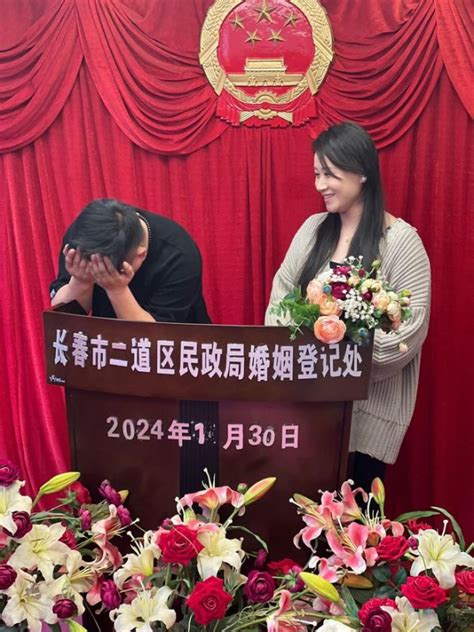 赵本山徒弟董三毛官宣与小8岁娇妻再婚前妻刘丹晒美照心情好